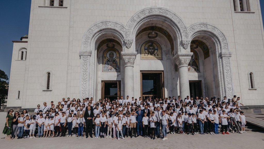 SRPSKA DECA iz CRNE GORE posetila Hram Svetog Save ️💙🤍 | Red Portal