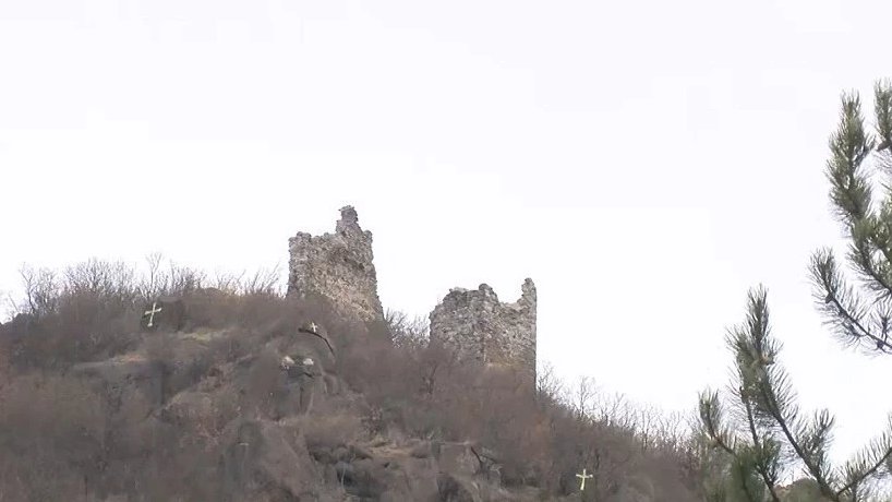 Na tvrđavu Zvečan VRAĆENA ZASTAVA Srbije 🫡 | Red Portal