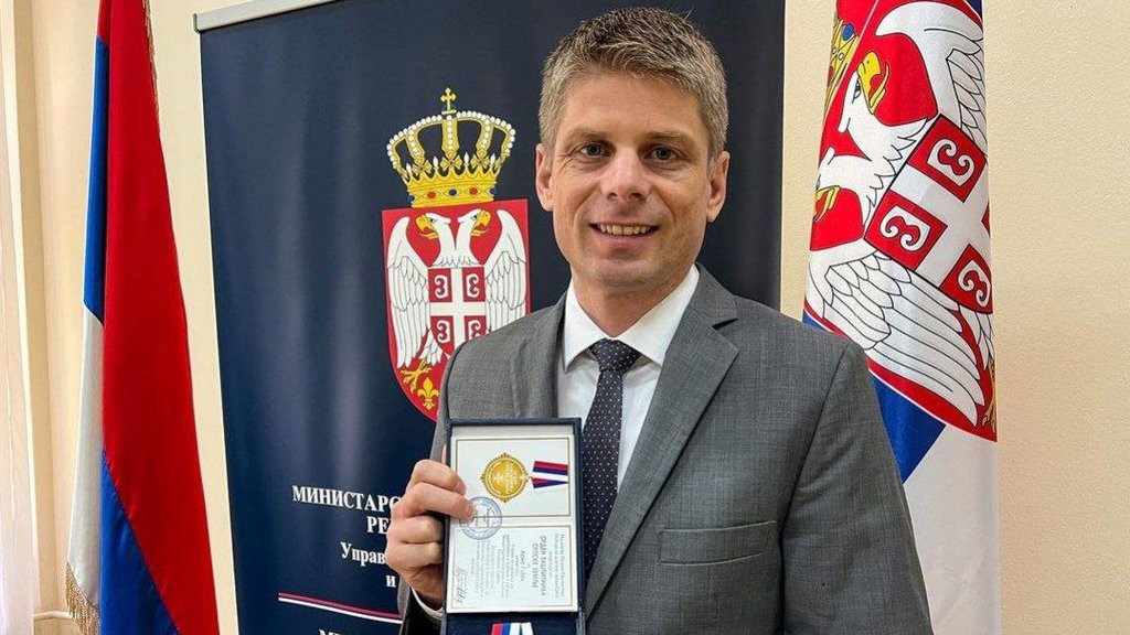 ARNO GUJON dobio odlikovanje ZAŠTITNIK SRPSKIH ZEMALJA 🎖️ | Red Portal