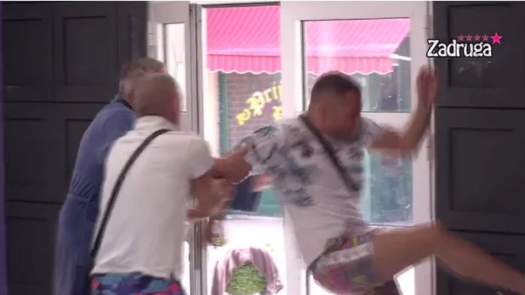 KRŠ I LOM U BELOJ KUĆI: Anđelo počeo da RAZBIJA sve pred sobom, opšti ... KRŠ I LOM U BELOJ KUĆI: Anđelo počeo da RAZBIJA sve pred sobom, opšti ...