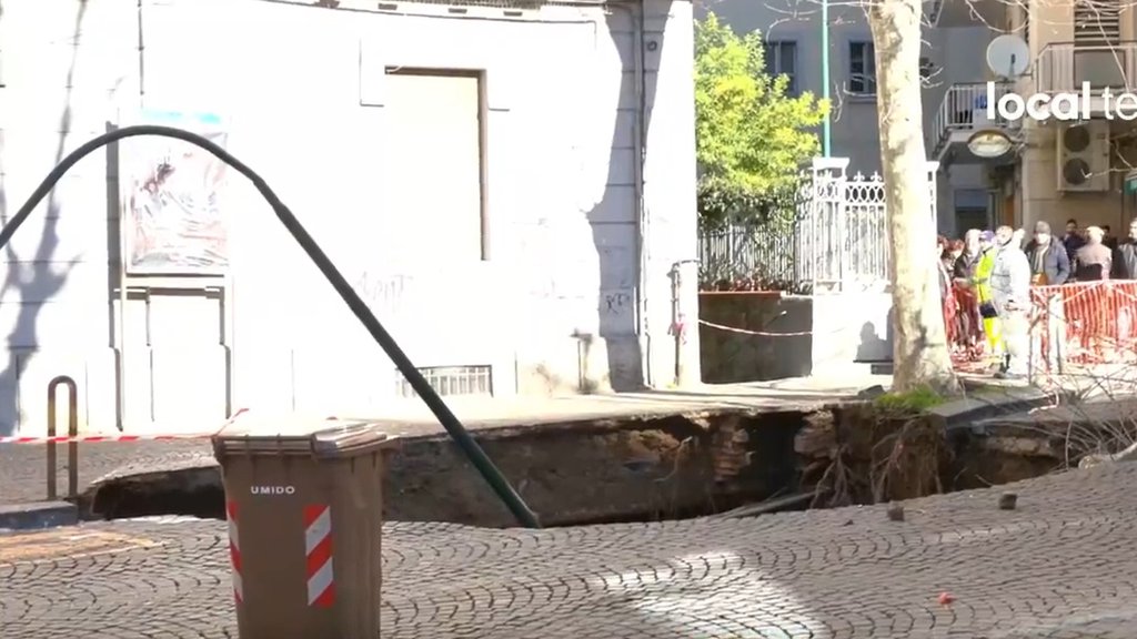 Otvorila se ULIČNA RUPA, PROGUTALA DVA AUTOMOBILA 😳 | Red Portal