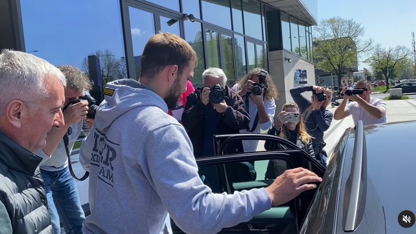 Nisu želeli pred medije 😏 Veljko IZVEO sina i Bogdanu iz PORODILIŠTA ...