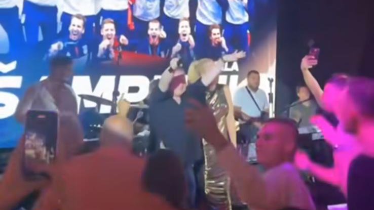 SAD VI 😂🎤 Ovako zvuči kada zlatna Zorana Arunović peva POTOPIĆU OVAJ ...