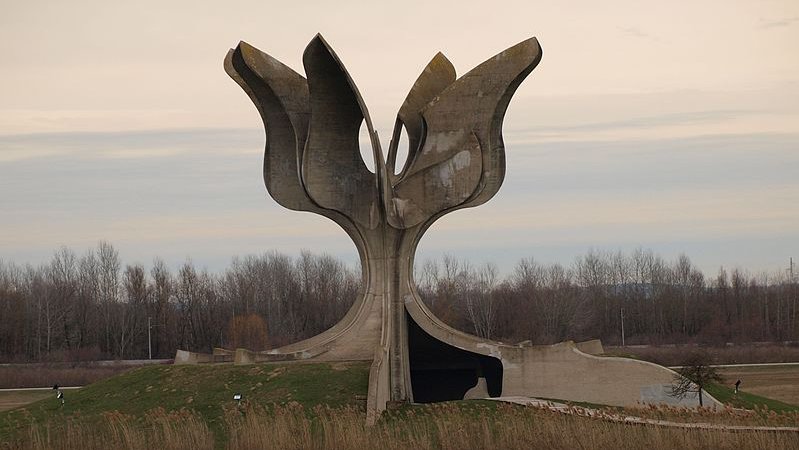 LOGOR SMRTI, ZEMLJA ŽIVIH: Otvorena izložba o Jasenovcu | Red Portal