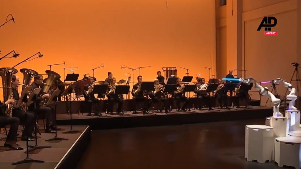 ROBOT UŠAO U ISTORIJU ☝ Dirigovao ansamblom na koncertu 🎶 | Red Portal