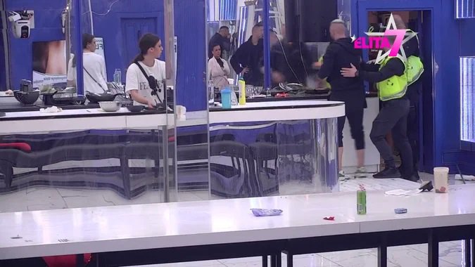 Kao mala deca u VRTIĆU 🙄 Miljana i Uroš URNISALI Ša, on ih IZRE*ETAO ...