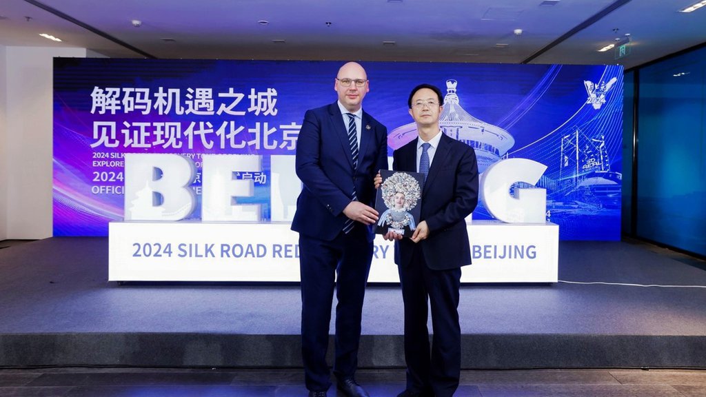 Modni fotograf PAVEL SUROVI predstavlja SRBIJU na samitu PUT SVILE ...