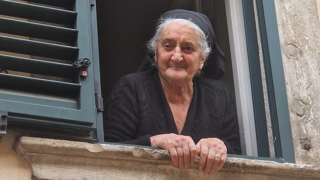 Baka stara 94 godine koja postala turistička atrakcija 👵 | Red Portal