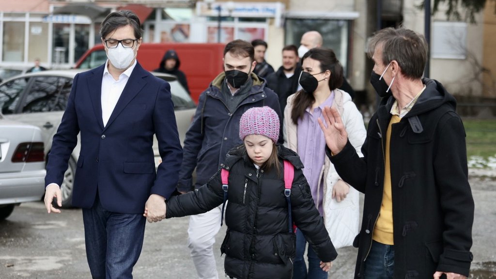 SVI SMO JEDNAKI 👆🏻: Predsednik Severne Makedonije ODVEO U ŠKOLU devojčicu sa DAUNOVIM SINDROMOM ...